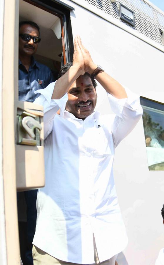 CM Jagan Bus Yatra Photos: బస్సు యాత్రలో జననేత జగనన్నకు సాదర స్వాగతం (ఫొటోలు) | Memantha Siddham ...